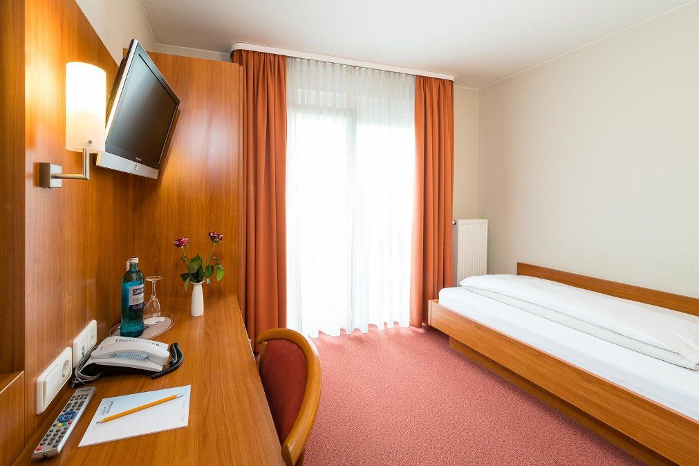 Hotel Restaurant Vater Rhein - Eisenbahnstr. 4, 76744 Wörth am Rhein ...