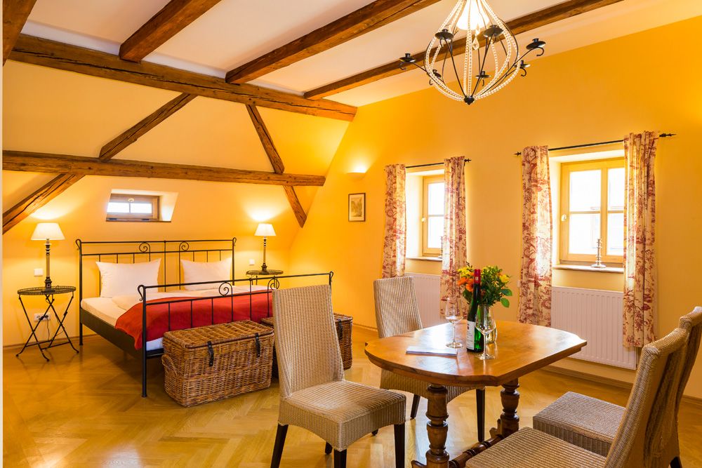 Prinz zur Lippe GmbH & Co.KG Pension Schloss Proschwitz - Dorfanger 19 ...